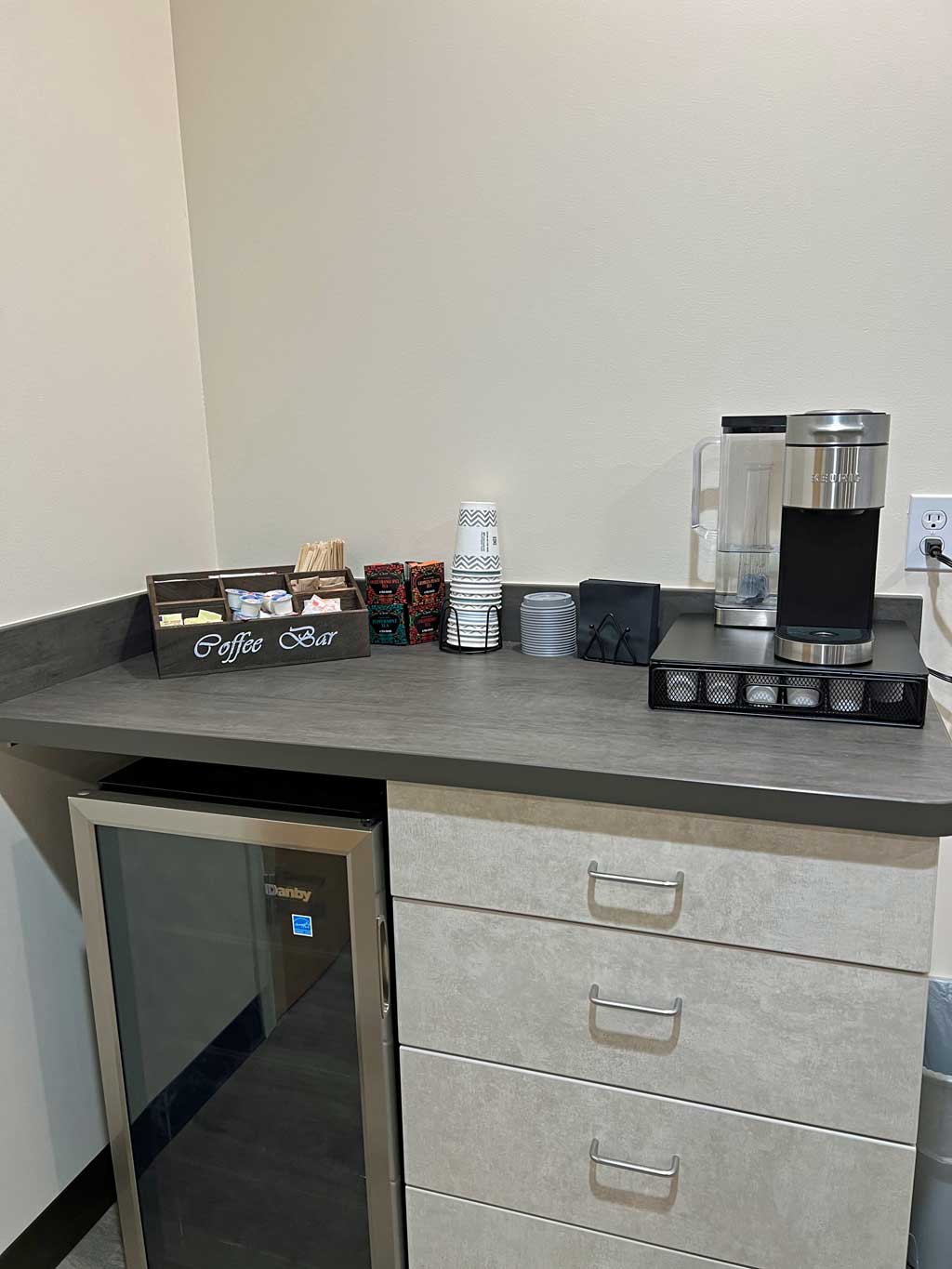 'We treat your pet like family' at new Saltwater Animal Hospital in Des ...